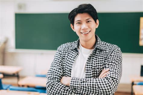 Estudante Do Sexo Masculino Em Sala De Aula Universit Ria Olhando Para A C Mera E Sorrindo