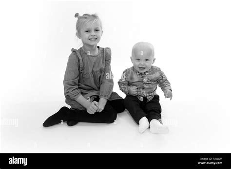 Bruder Und Schwester Lachen Ausgeschnittene Stockfotos Und Bilder Alamy