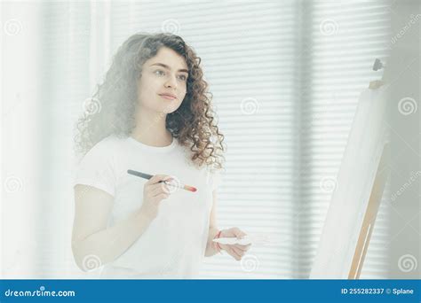 La Hermosa Mujer Que Pinta Una Foto En El Easelv Imagen De Archivo Imagen De Manos Base