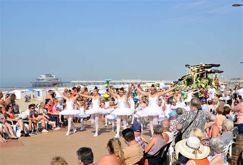 연간 여름 시즌이 종료됩니다 플로트 꽃 토너먼트 Dance Troupe에 대한 스톡 사진 및 기타 이미지 Dance