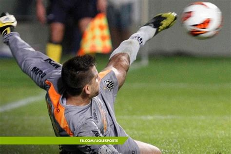 Victor pega pênalti nos acréscimos e Atlético mantém o Brasil na Libertadores Tom de Bola