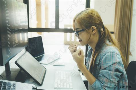 programador es software de codificación y programación foto de stock