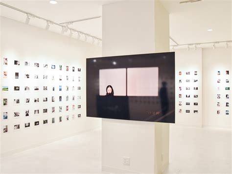 写真家の桑島智輝さんが妻・安達祐実さんの日常を収めた400点が並ぶ 仙台経済新聞