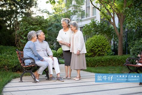 老人聊天图片 陪老人聊天 农村老人聊天 大山谷图库