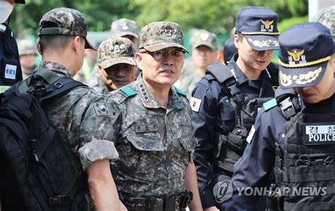 장비 살펴보는 전동진 지상작전사령관 연합뉴스