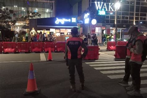 Foto Remaja Yang Nongkrong Makin Ramai Sejumlah Petugas Keamanan Berjaga Di Kawasan Dukuh Atas