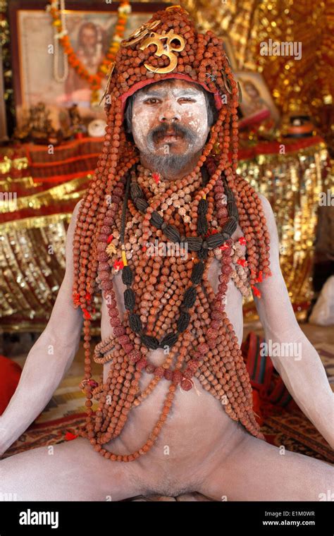 Naga Sadhu In Seinem Akhara Kumbh Mela In Hardwar Stockfotografie Alamy