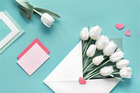 봄 평면 누워 봉투 카드와 장식 마음 녹색 민트 배경에 종이 봉투에 흰색 튤립 0명에 대한 스톡 사진 및 기타 이미지 0명 3월 계절 Istock