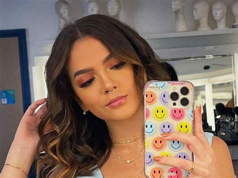 Mel Maia surge de biquíni e exibe tatuagens pelo corpo O TEMPO