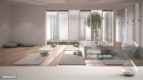 매트와 액세서리 명상 건축 인테리어 디자인 복사 공간 배경으로 요가 스튜디오를 통해 통과 시간을 측정 크리스탈 모래 시계 흰색 테이블 또는 선반 개념에 대한 스톡 사진 및