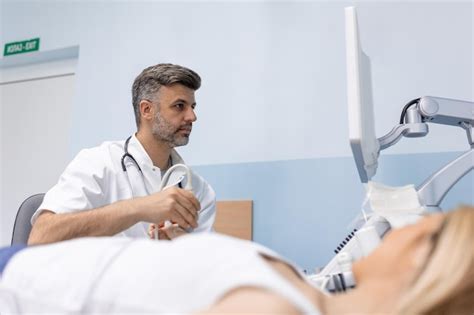 Na clínica médica um médico caucasiano fazendo a avaliação do teste de