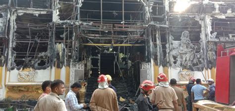 Delhi Fire रोहिणी के एक बैंक्वेट हॉल में लगी भीषण आग दमकल की 20
