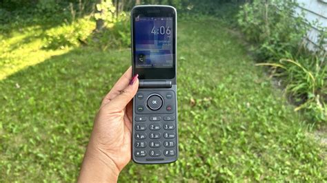 Tcl Flip 3 Review I Used This Retro Style Flip Phone For A Week Like Its 1999 Mashable