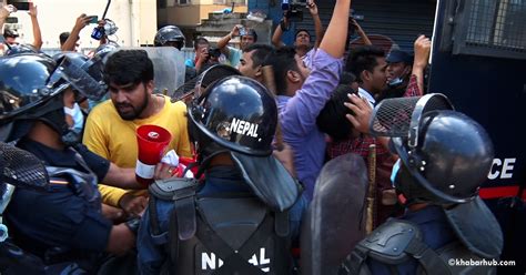 राष्ट्र बैंक अगाडी कालो झण्डा देखाएर प्रदर्शन गर्न खोज्ने विद्यार्थी