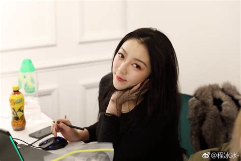 程思寒一儿一女参加父亲追悼会！女儿貌美如花！现场哭成泪人！ 搜狐大视野 搜狐新闻