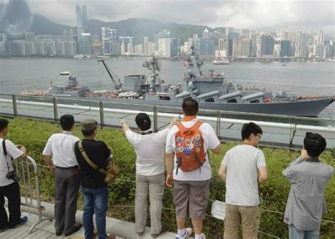 向香港公眾開放 中學生逃課參觀首度訪港的俄瓦良格號 每日頭條