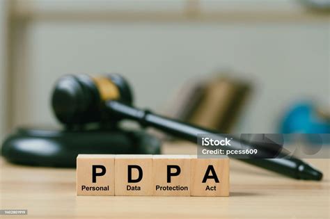 개인 정보 보호법 또는 Pdpa 개념 판사 Gavel 배경에 텍스트 Pdpa가있는 나무 블록은 민감한 정보 및 정책의 개인 정보