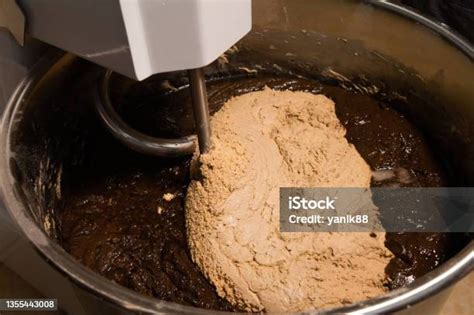 빵 반죽을 반죽하기위한 푸드 프로세서 검은 색과 흰색 반죽은 저어 준비가되어 있습니다 크래프트 빵 생산 Cpu에 대한 스톡 사진