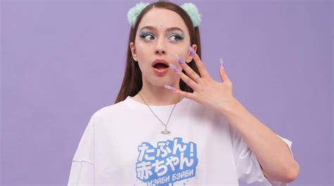 Мэйби Бэйби — "больная соска" в клипе "Babybars"