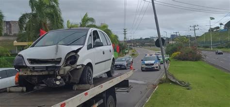 Motorista Fica Ferido Após Carro Derrapar Em óleo Na Avenida Paralela E
