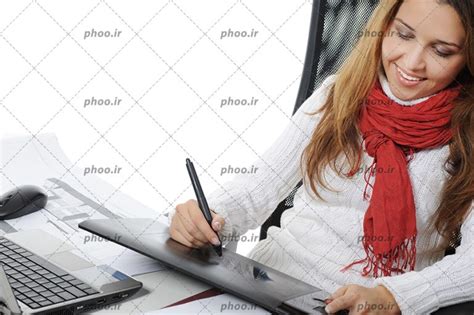 عکس مهندس زن درحال کار و نوشتن و طراحی عکس با کیفیت و تصاویر استوک