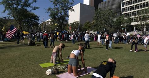 요가 하면서 백신 의무 접종 반대 시위