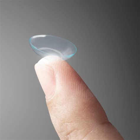 손가락 끝의 스마트 콘택트 렌즈 신기술 무료 사진