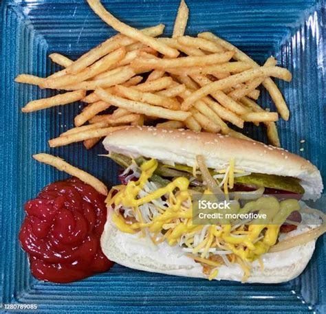 감자 튀김과 케첩을 곁들인 고추와 양파를 곁들인 길거리 개 0명에 대한 스톡 사진 및 기타 이미지 0명 겨자 고기 Istock