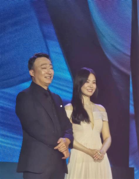 宋慧乔现身百想大赏状态佳 穿淡粉抹胸裙气质优雅 搜狐大视野 搜狐新闻