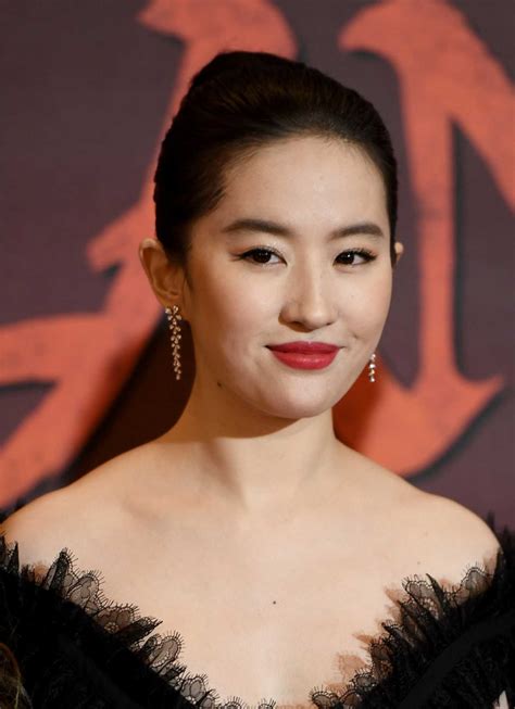Yifei Liu Mulan Premiere In London 08 Gotceleb