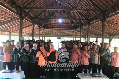 Bupati Ikfina Hadiri Wisuda Sekolah Orang Tua Hebat Kecamatan Gondang