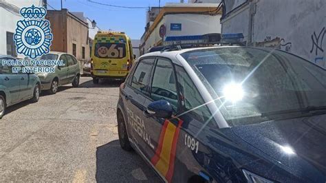 Policías Nacionales Rescatan A Una Mujer Que Permaneció Atrapada