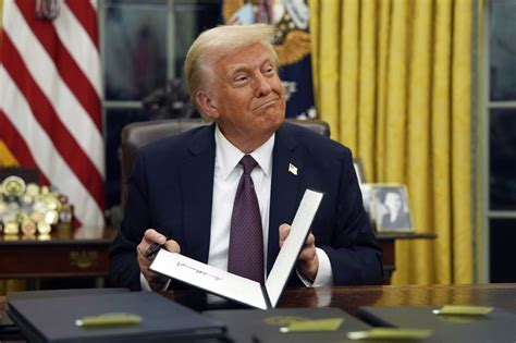 Дональд Трамп как и обещал подписал множество указов сразу после