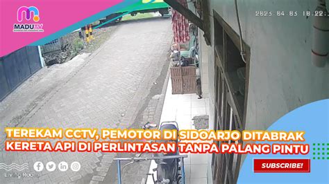 Terekam CCTV Pemotor Di Sidoarjo Ditabrak Kereta Api Di Perlintasan