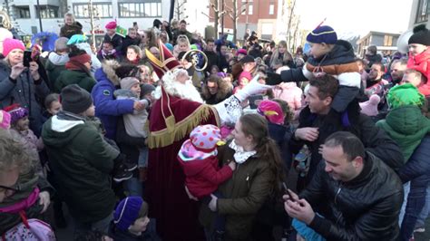 Juichende Kinderen én Burgemeester Verwelkomen Sinterklaas In Dijk En Waard