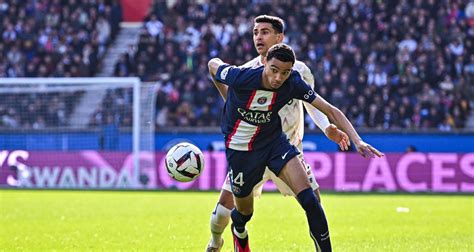 Psg Hugo Ekitike Poussé Vers La Sortie