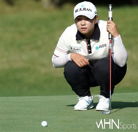 Ms포토 강채연 낮게 살피는 퍼트 라인 Ms포토 강채연 낮게 살피는 퍼트 라인