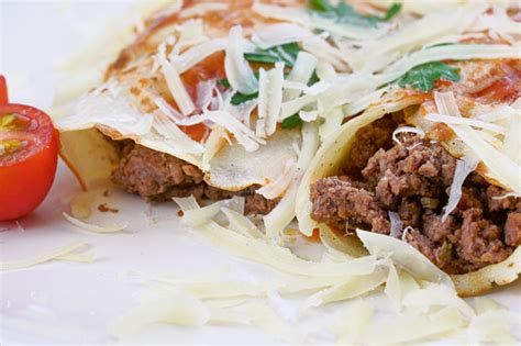 고기 토마토 소스와 치즈 고수와 강판 치즈를 얹은 팬케이크 접시에 체리 토마토 0명에 대한 스톡 사진 및 기타 이미지 0명 건강한 식생활 고기 Istock