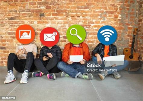 소셜 미디어를 연결하고 공유하는 창의적인 밀레니엄 세대 머리로 현대 Ui 아이콘 고객 참여에 대한 스톡 사진 및 기타 이미지 고객 참여 공유 개념 교육 Istock