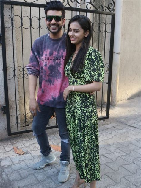 Love Birds Tejasswi Prakash And Karan Kundra Pose For Pictures At Juhu