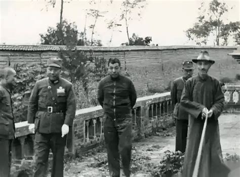 1936年，张学良活捉蒋介石前的合影，注意看两人表情，已貌合神离照片历史表面