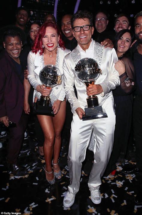 Dancing With The Stars Bobby Bones Wins Season 27 Mirrorball Trophy