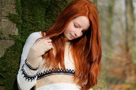 Gambar Gadis Cantik Dengan Rambut Merah Panjang Jahe Potret Foto Stok