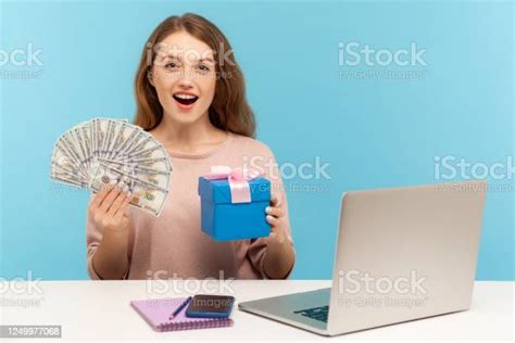 달러 지폐와 선물 상자를 들고 직장에서 예쁜 여자를 놀라게 놀라움과 카메라를보고 가정 생활에 대한 스톡 사진 및 기타 이미지