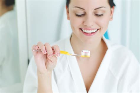 刷牙的美女图片 准备刷牙的美女牙齿很白素材 高清图片 摄影照片 寻图免费打包下载