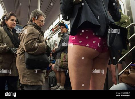 Passagiere Auf Einer U Bahn Fotos Und Bildmaterial In Hoher Auflösung Alamy