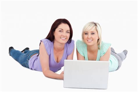 Mujeres Jóvenes Con Una Computadora Portátil Foto Premium