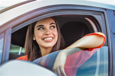 Wanita Muda Duduk Di Dalam Mobil Wanita Bahagia Mengendarai Mobil Dan