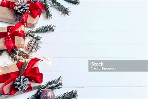 크리스마스 배경 개념입니다 가문비 나무 가지 소나무 콘 흰색 나무 테이블 배경에 빨간 열매와 크리스마스 선물 상자의 상단보기 크리스마스에 대한 스톡 사진 및 기타 이미지