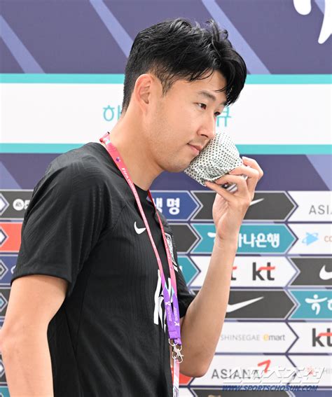 포토 손흥민 얼음 찜질하며 인터뷰